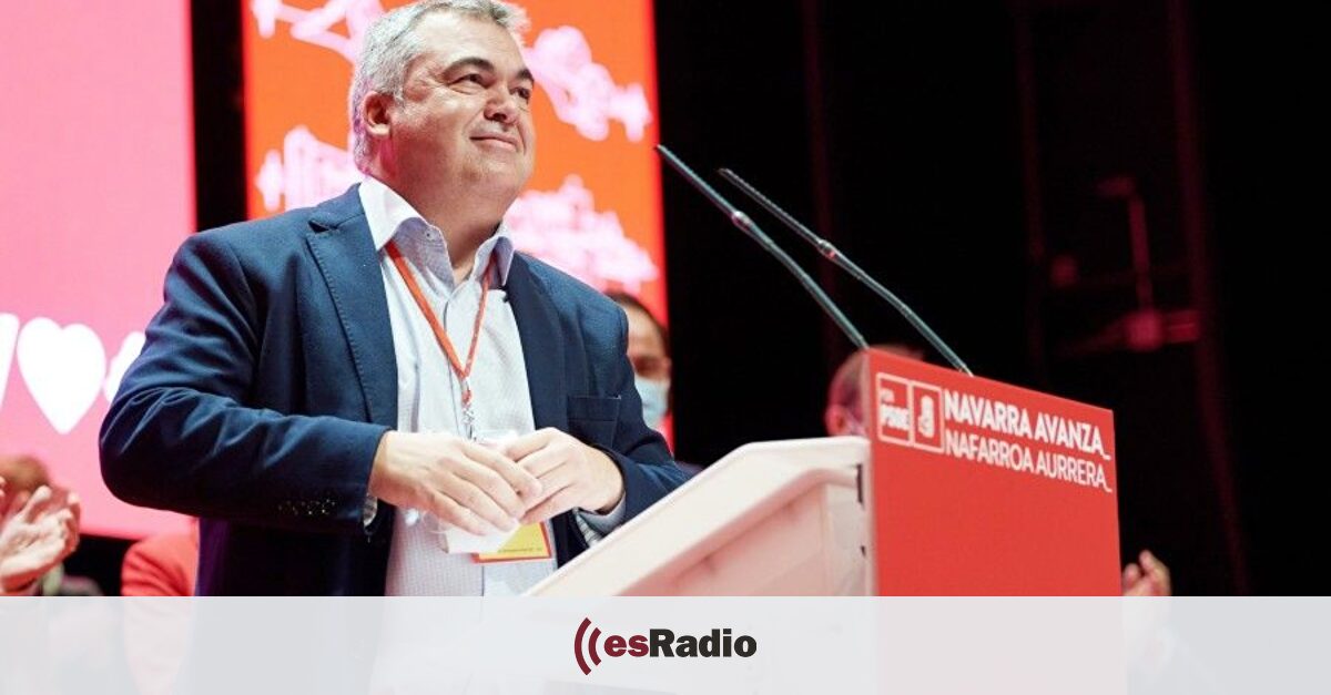 隣人は配信者 the girl responded at the door cute hair color