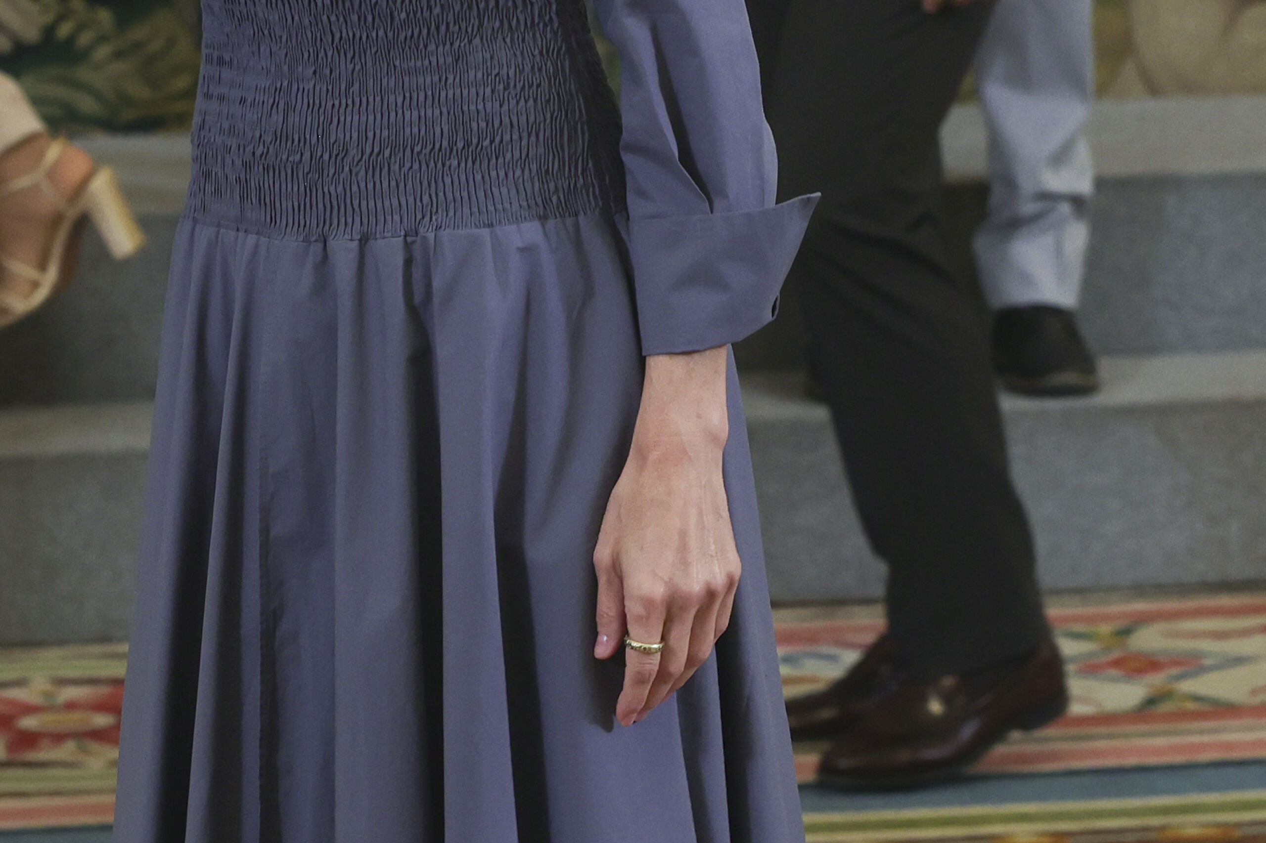 La reina Letizia rescata un original vestido de firma española que ...