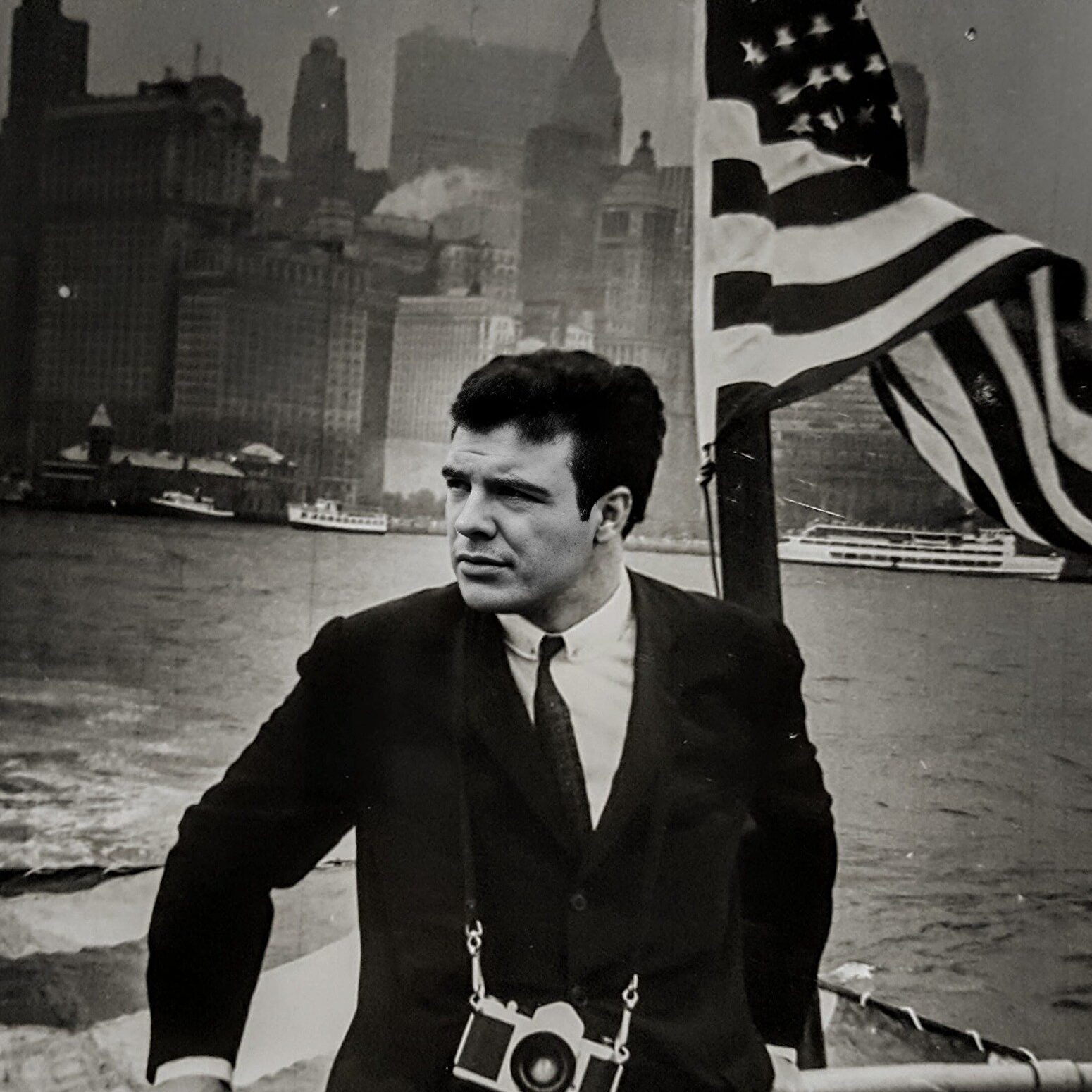 Llanto feliz de un españolito veinteañero con 600 dólares en Nueva York ...