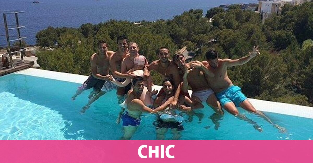 Novak Djokovic, de juerga con una muñeca hinchable - Chic