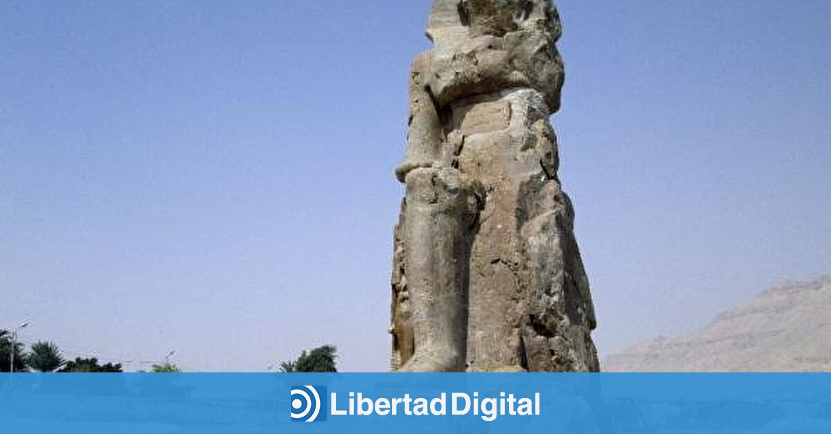 La cabeza de un coloso de Memnón vuelve a su sitio tres mil años ...