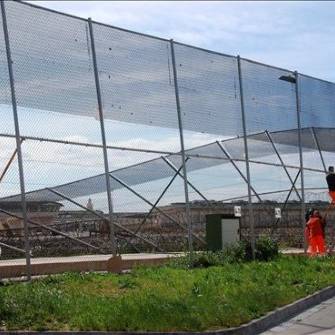 Los fuertes vientos derrumban 60 metros de la verja fronteriza de ...