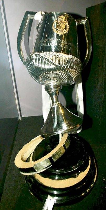 La Federación exhibe en su museo la Copa destrozada por el autobús ...