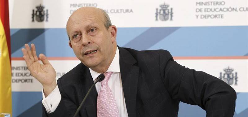 Wert sigue defendiendo su decreto de becas pero rebaja la nota al 5,5 ...