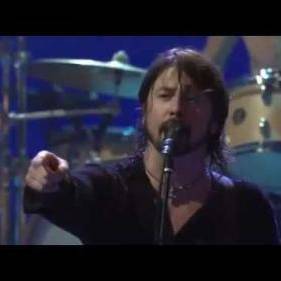 El líder de Foo Fighters deja de cantar para echar a un fan: "Cabrón ...